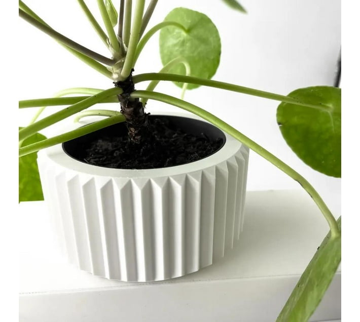 Someone’s in a Makro The Rilas Planter Pot with Drainage Mood