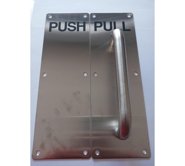 Someone’s in a Makro Hardware Push/Pull plate Silver Mood